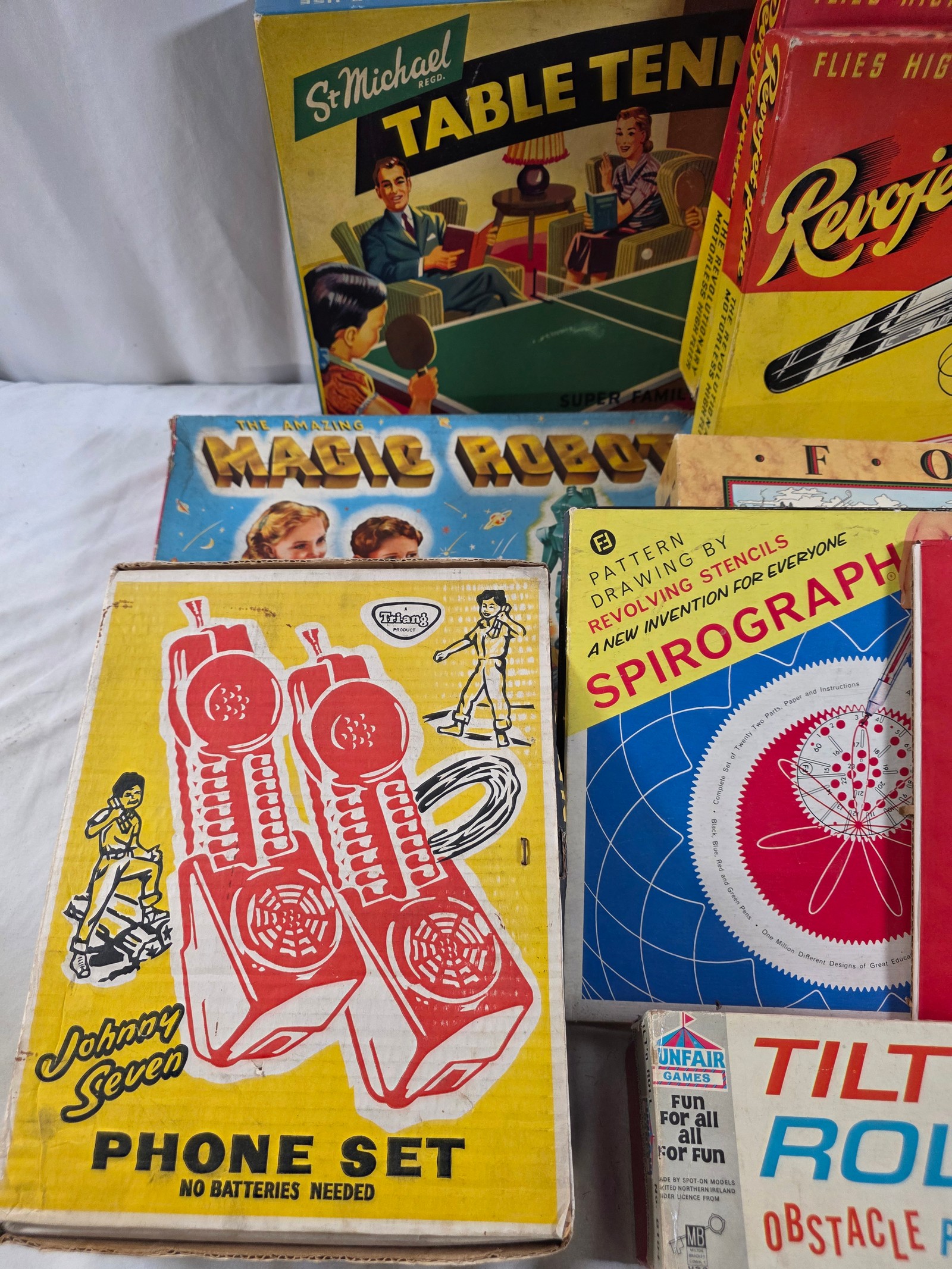 Lot 275 - A large group of vintage toys / games to